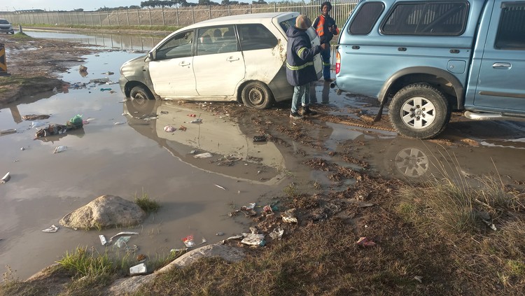 Making a little money from filling in potholes | GroundUp