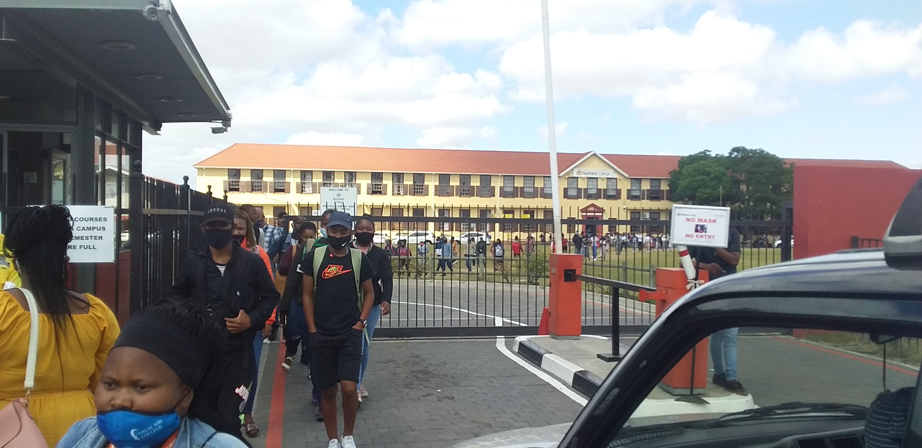 Northlink college students protest over delayed NSFAS payments | GroundUp